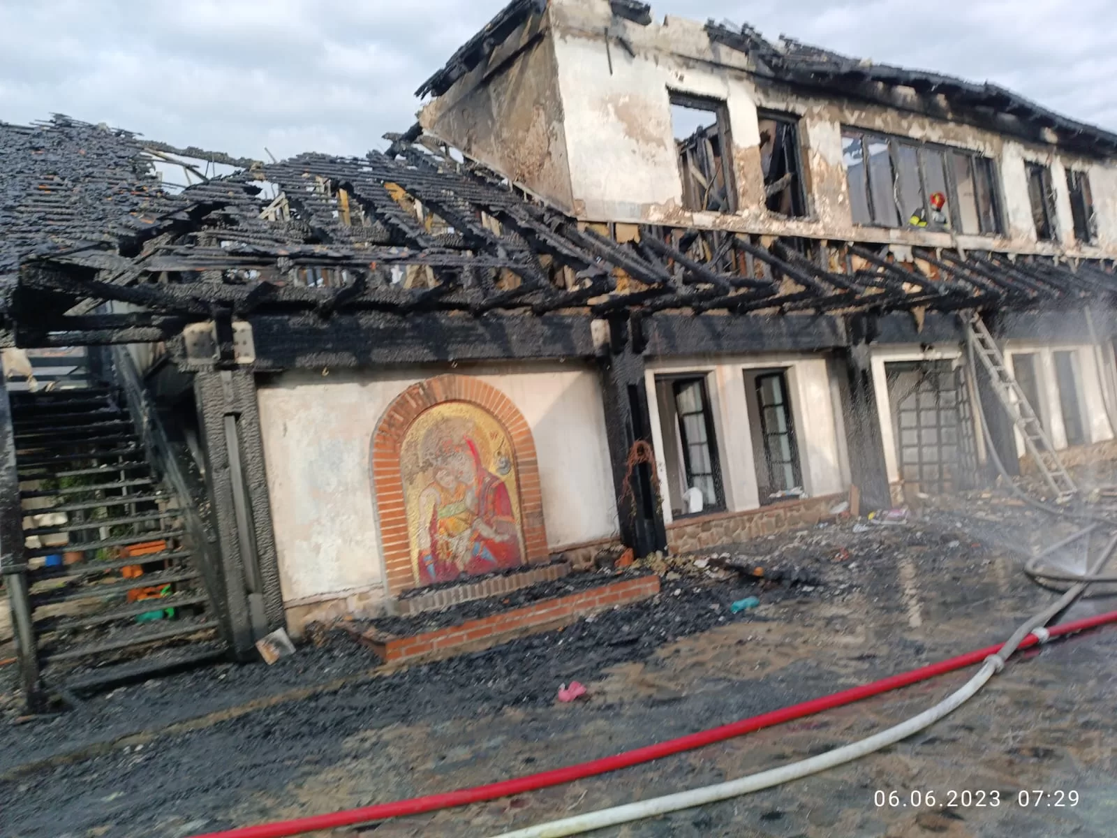 INCENDIU DEVASTATOR LA MĂNĂSTIREA TURNU DE LA TÂRGŞORU VECHI (FOTO ...