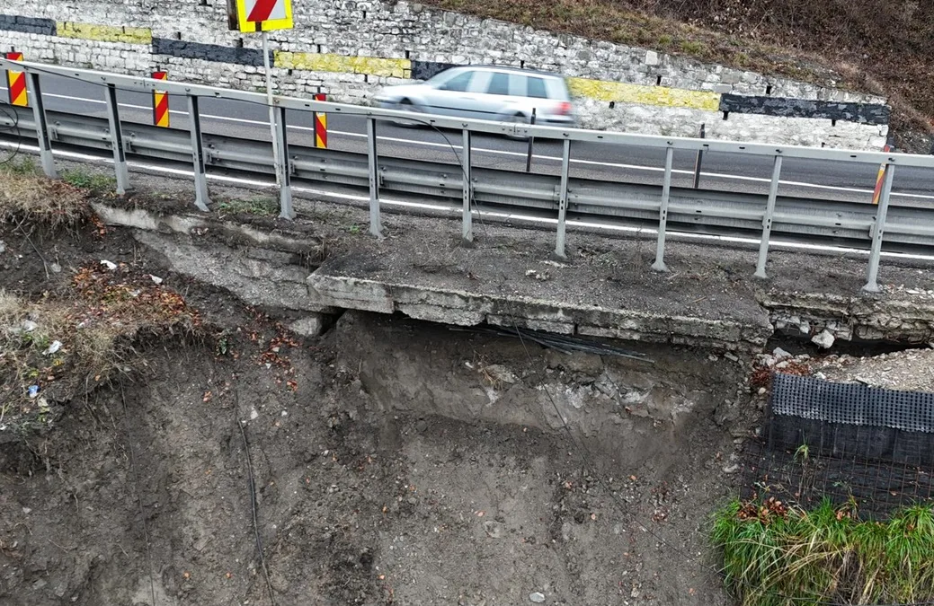 Surpare de taluz pe DN1, în zona Comarnic: traficul nu este afectat ...